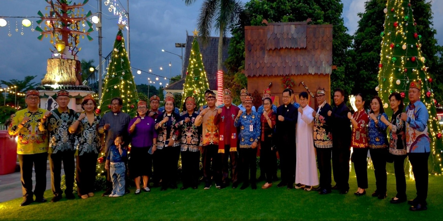 Kepala DPMPTSP Prov. Kalteng Hadiri Penyalaan Perdana Lampu Natal 2025 ...